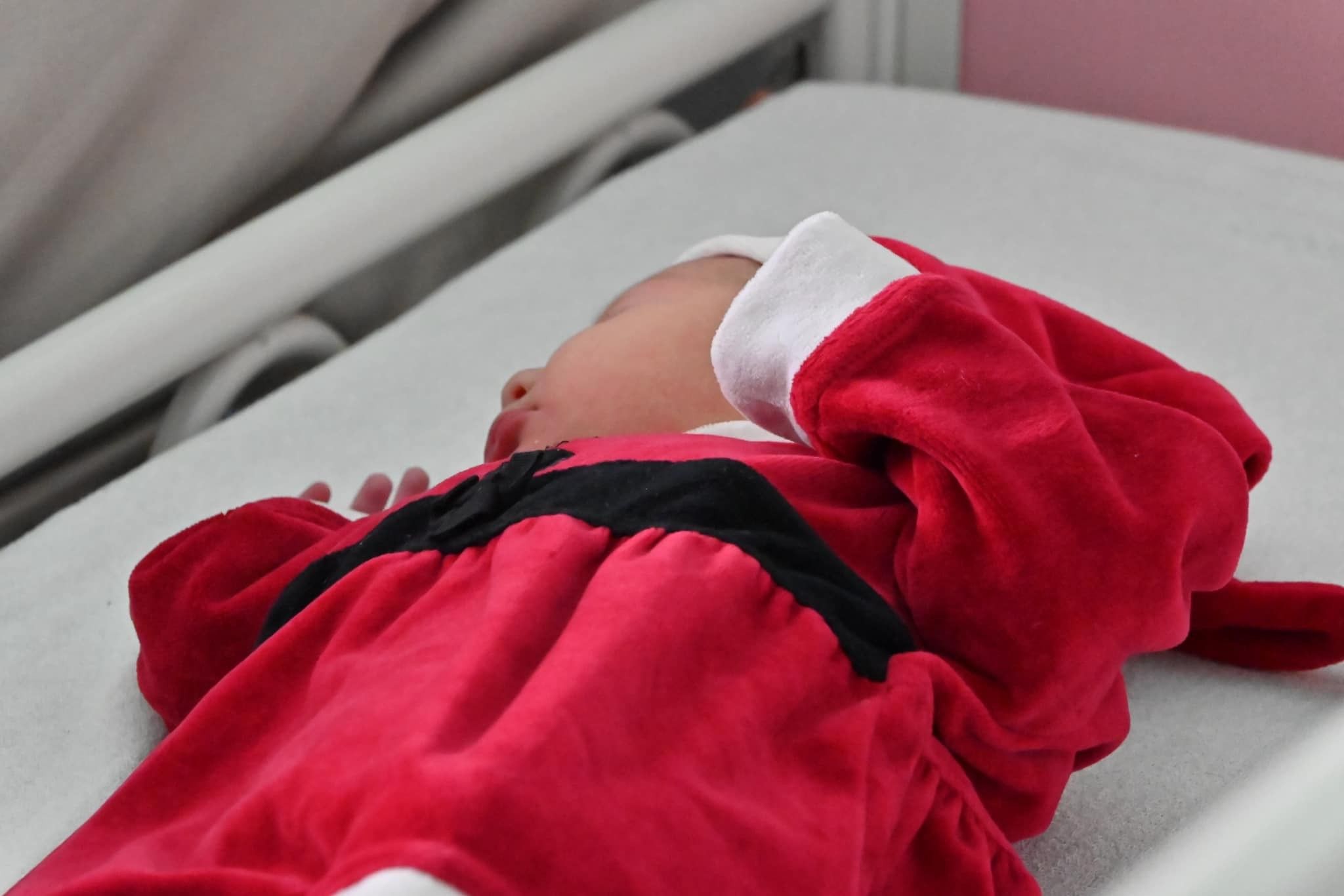 Foshnja e parë në Tetovë për vitin 2024 është vajzë, Kasami i dhuron 40 ...