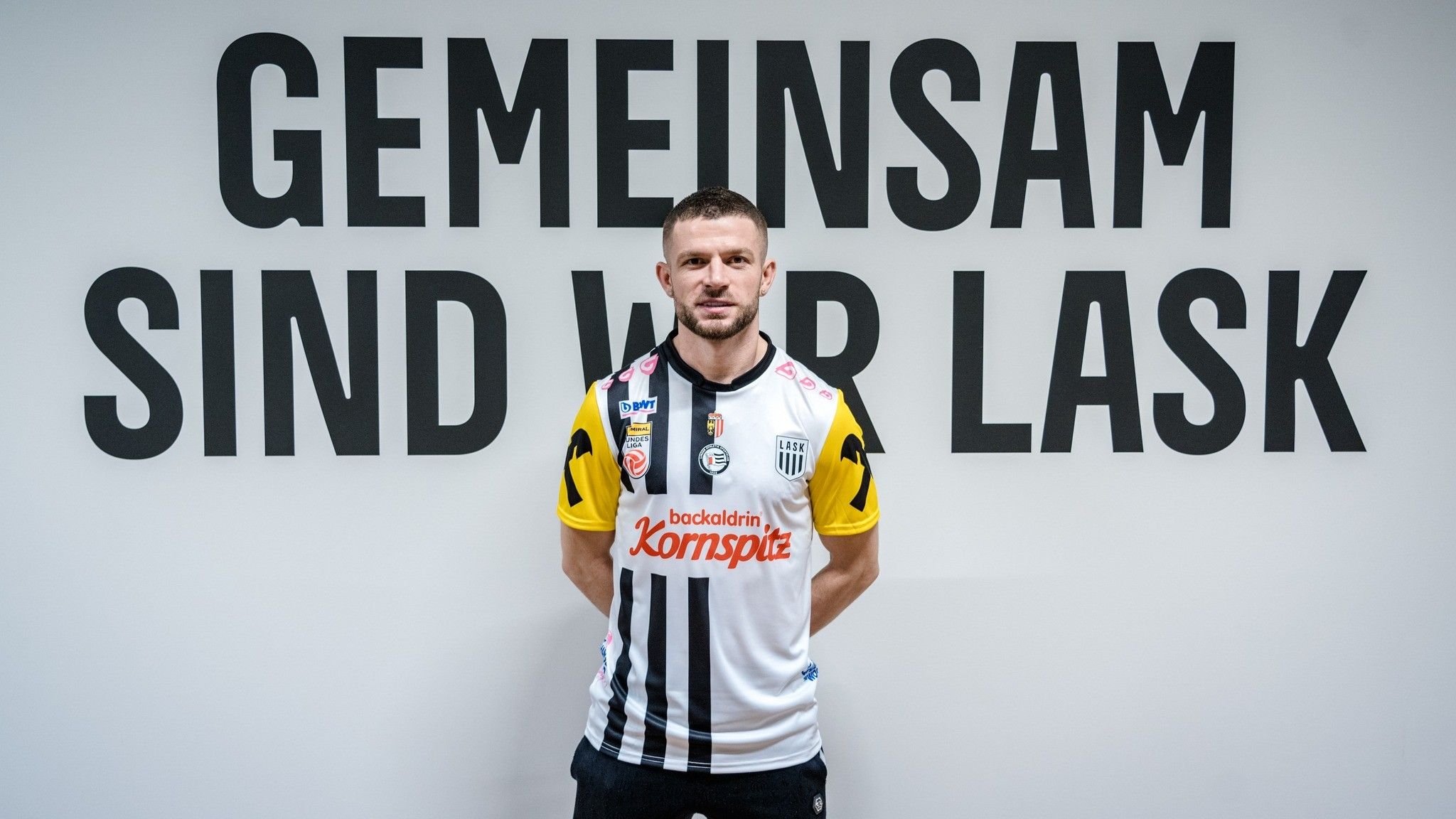 Valon Berisha deklarohet për herë të parë si lojtar i LASK - Telegrafi ...