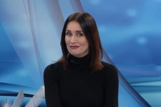 The earthquake surprises the Bosnian presenter during the live ...