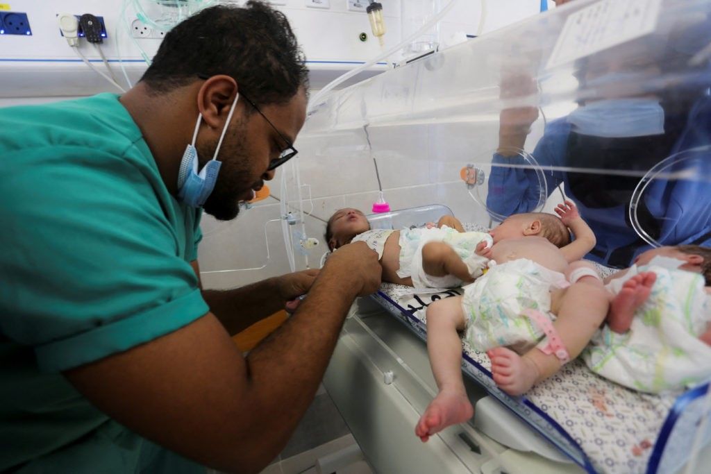 Foshnjat në spitalin e Rafah i ndajnë inkubatorët, mjekët thonë se ...