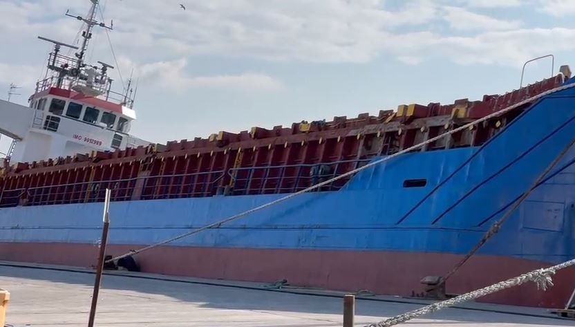 The Albanian commercial ship suffers a defect in Ksamil - Telegrafi ...