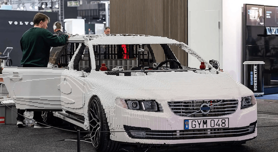 The Swede creates the Volvo V70 model with Lego bricks - Telegraph ...