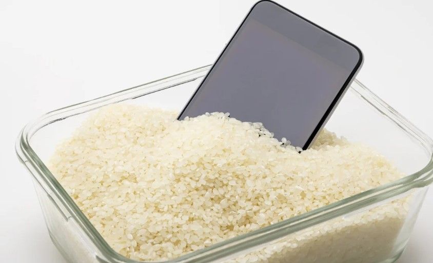Your phone got wet and it doesn't work - does the rice trick really ...