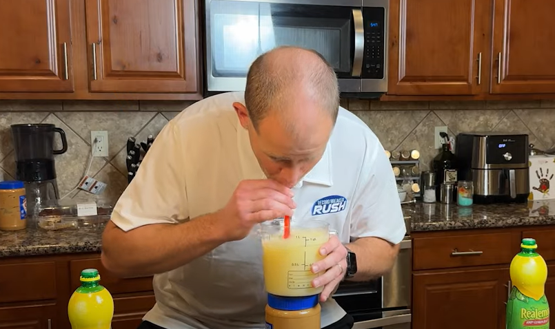 Burri nga Idaho piu një litër lëng limoni përmes një pipze në kohë ...