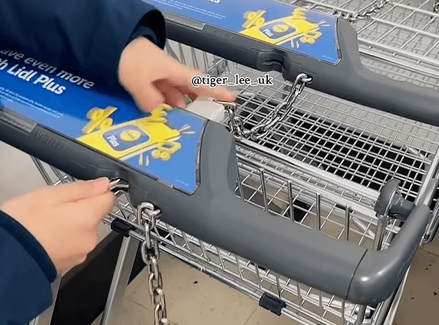 The woman surprises with the methods for removing the shopping cart ...