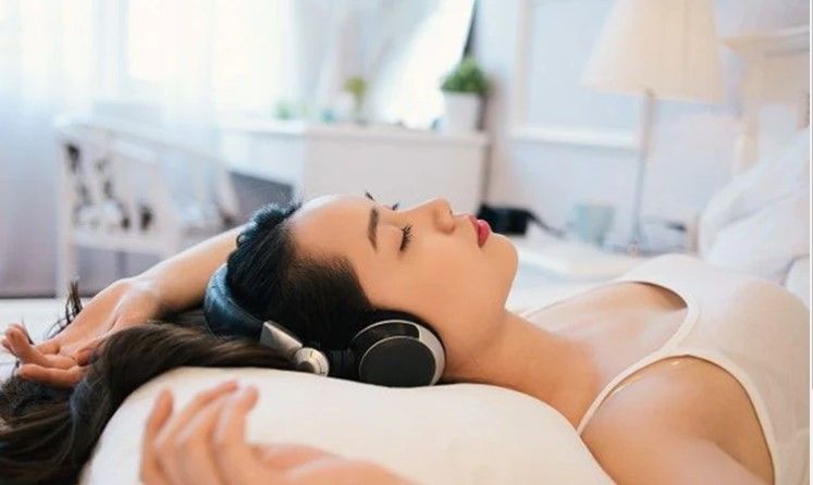 Pse është e rrezikshme të flesh me kufje në veshë - ky rast i kinezes ...