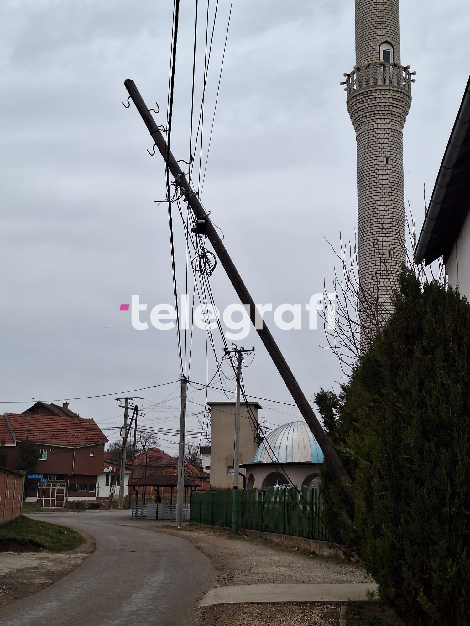 Shtylla elektrike po rrezikon jetën e tyre – banorët e fshatit Topliqan ...