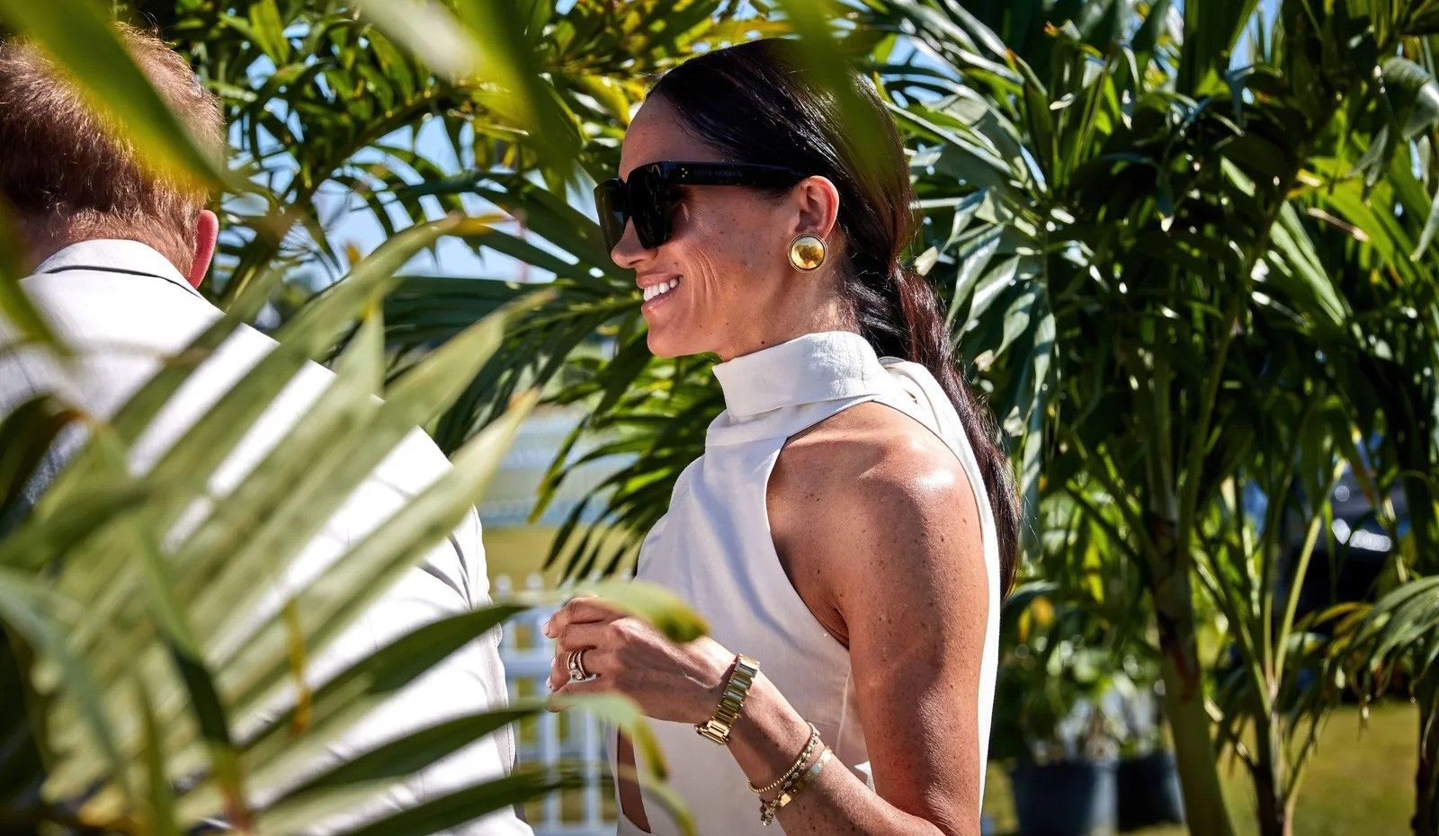 Meghan Markle është shfaqur e veshur si një princeshë e vërtetë dhe ...