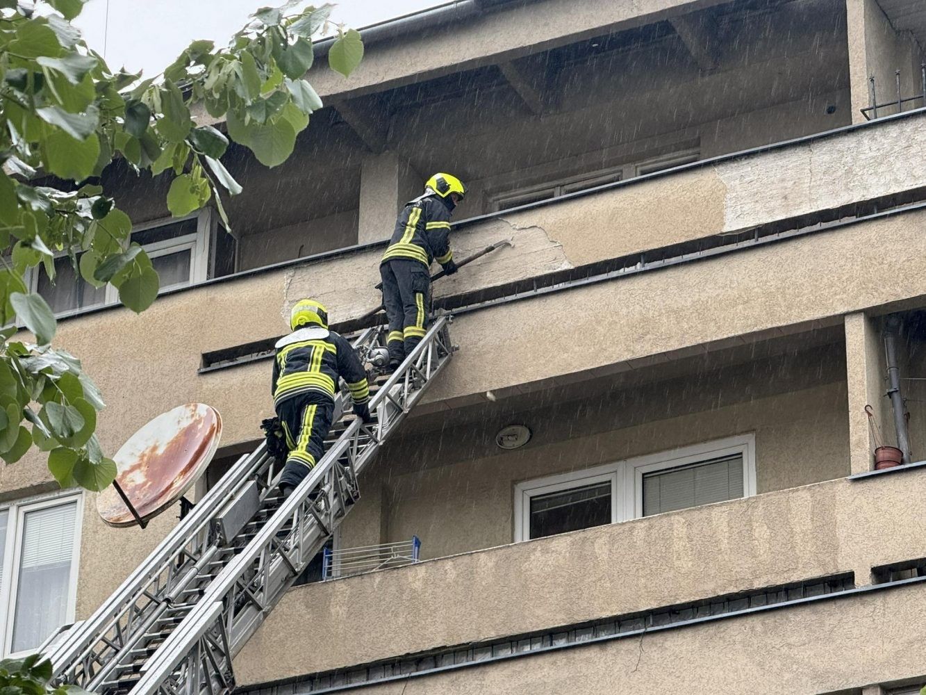 Part of a facade of a building in Pristina falls - Telegrafi - Telegrafi