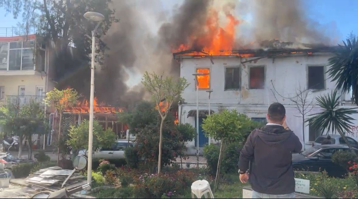 Strong fire in Saranda, historical building burns - Telegrafi - Telegrafi