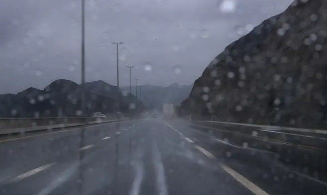 Priten reshje të dendura shiu, bubullima, vetëtima dhe breshër ...