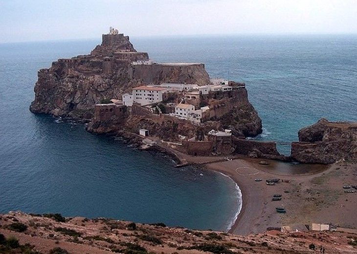 The smallest national border in the world is only 85 meters long ...