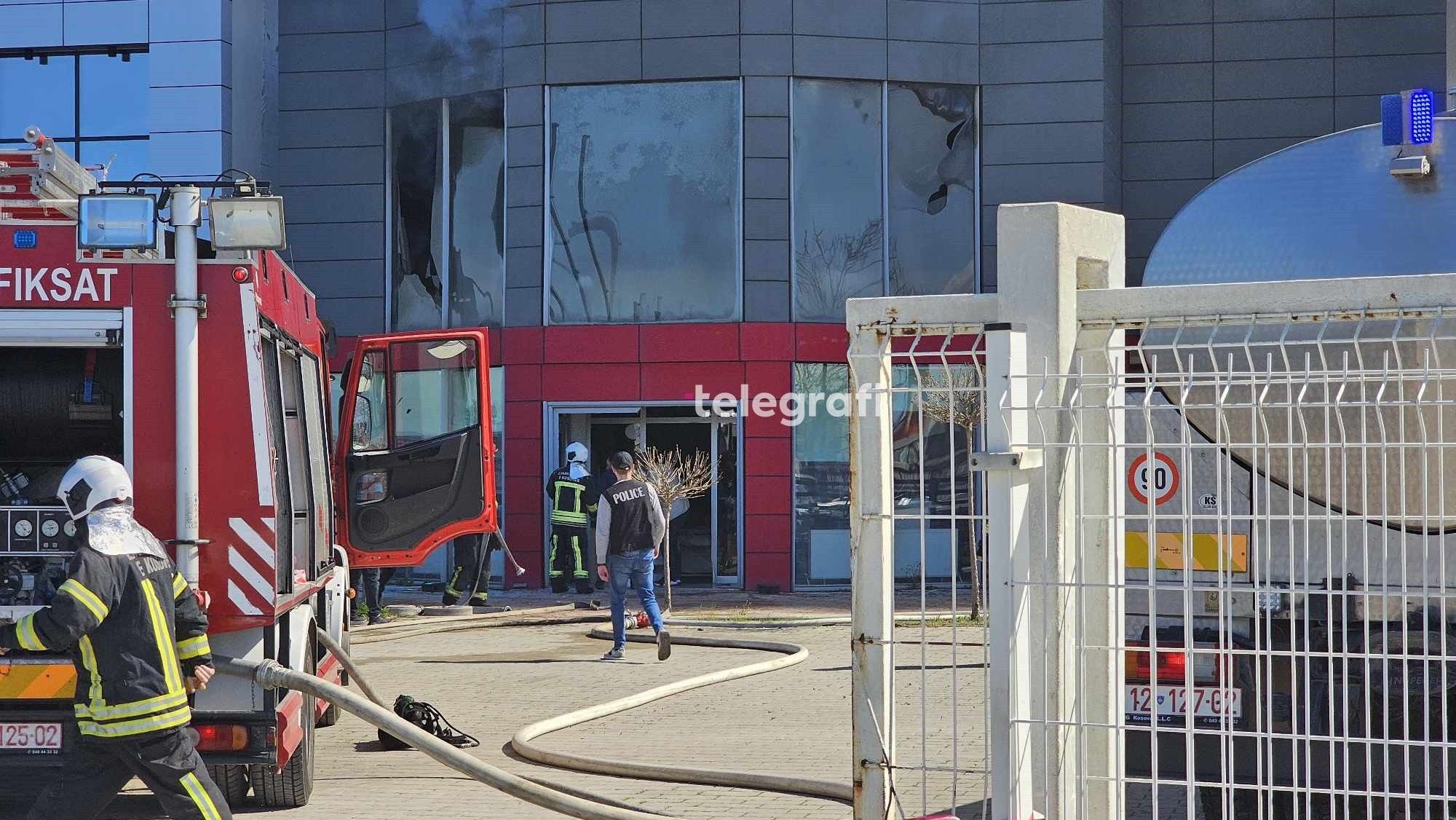 Zjarri në një objekt në magjistralen Prishtinë – Ferizaj, pamje nga ...