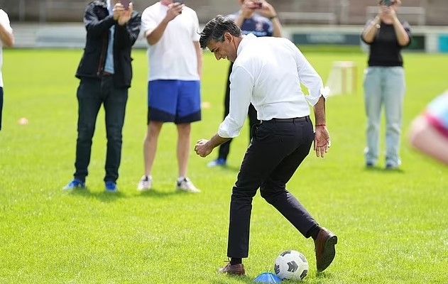 The British Prime Minister as a "footballer" - the footage goes viral ...
