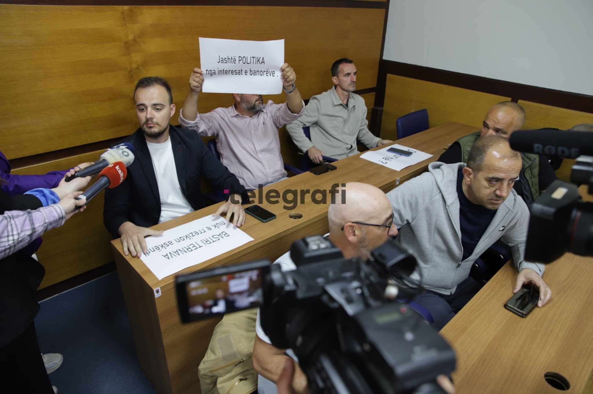 Banorët e lagjes "Kalabria" mblidhen para Komunës së Prishtinës ...