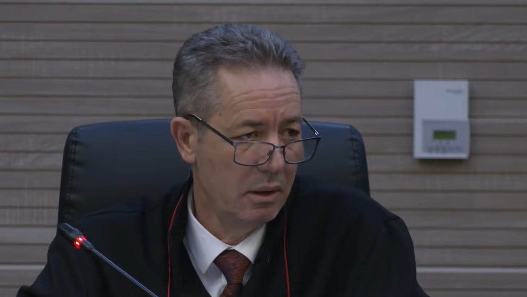 How did judge Kuçi change his opinion about Sekiraqa within a month ...