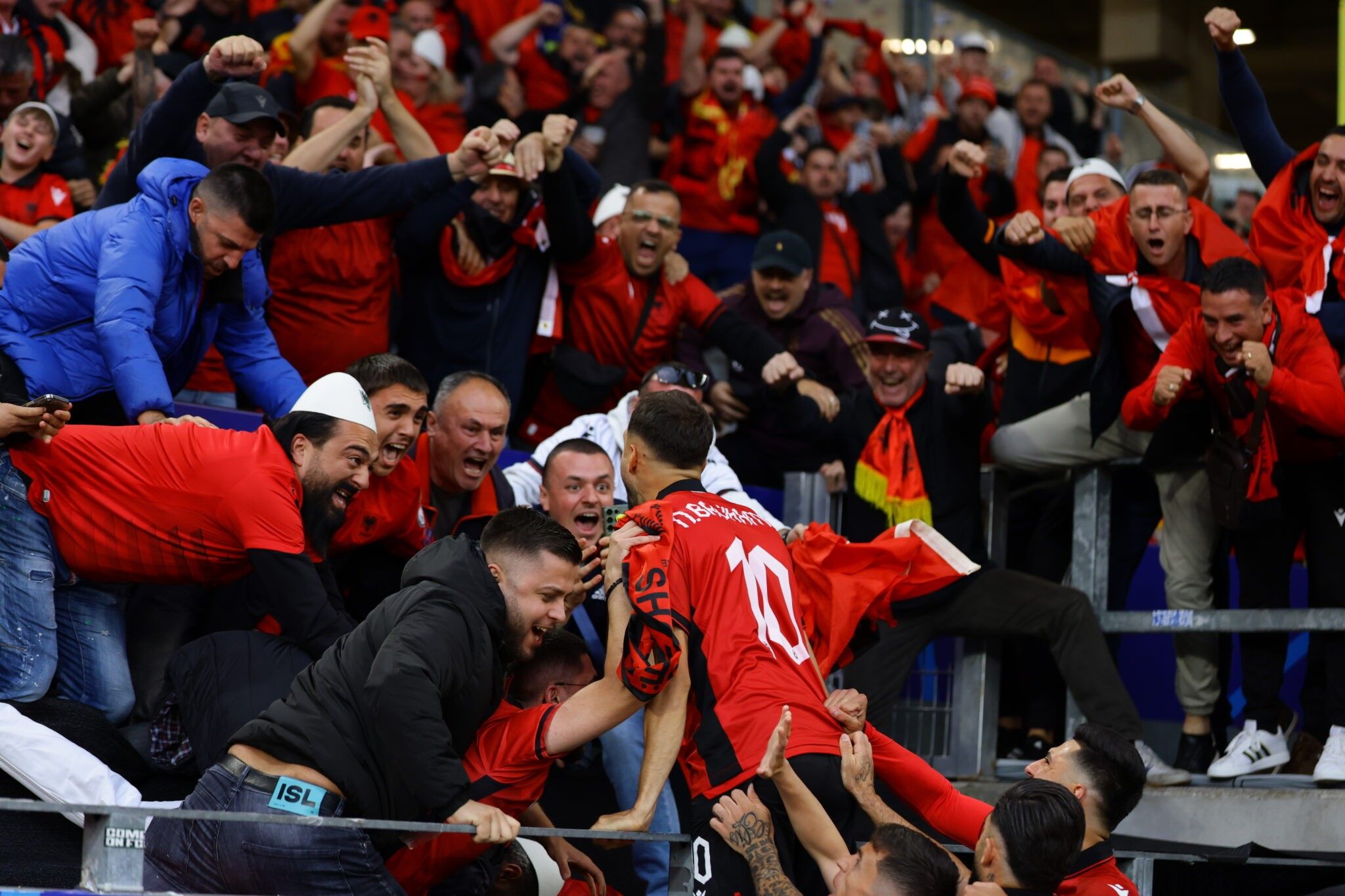 "From Paris to Berlin" - the spectacular presentation of the Albanian ...