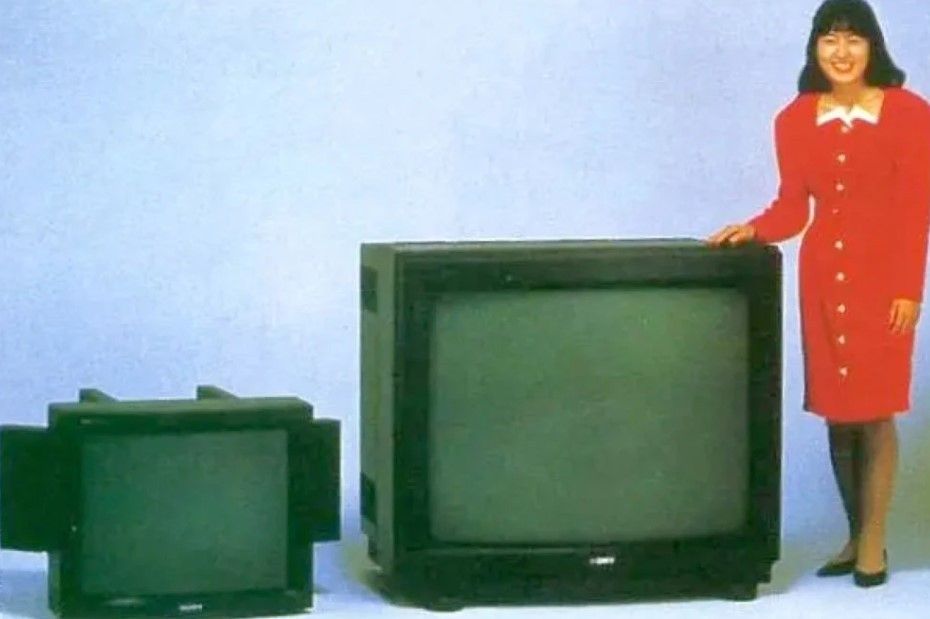 The biggest TV ever, Sony PVM-4300 with "back" weighed 200 kilograms ...