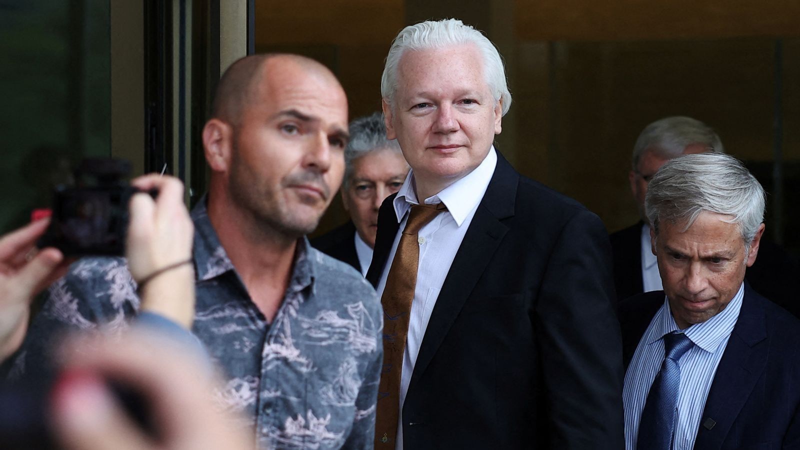 After the court session, Julian Assange is released - Telegrafi - Telegrafi