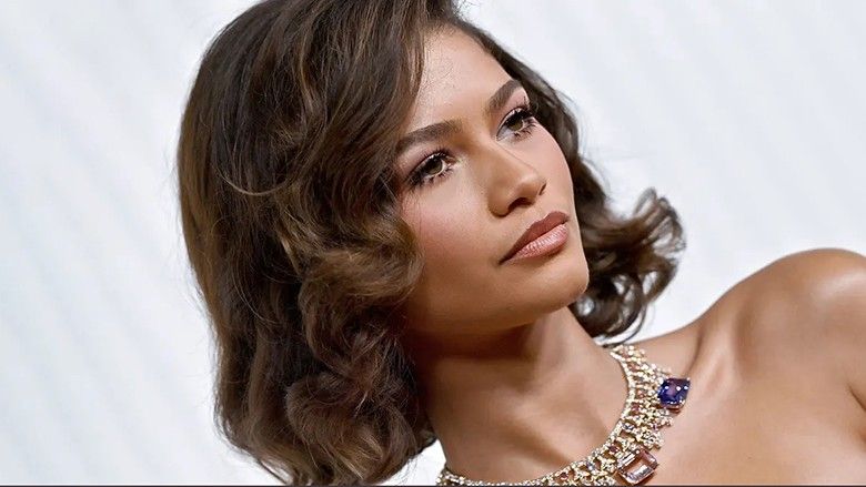 Bobi barok, model për stinën e ngrohtë: Flokë plot volum dhe dekorime ...