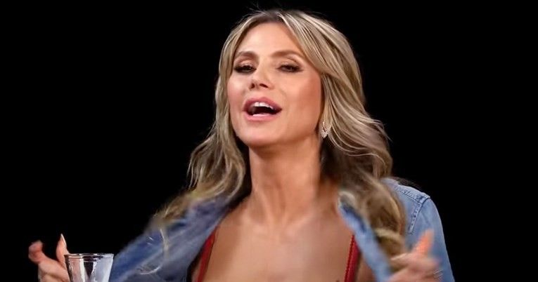 Heidi Klum ate chicken wings with spicy sauce, began to undress on the ...