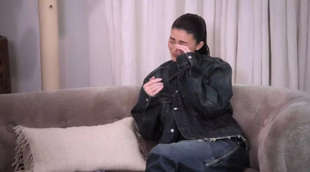 Kylie Jenner appears crying on "The Kardashians" from negative comments ...