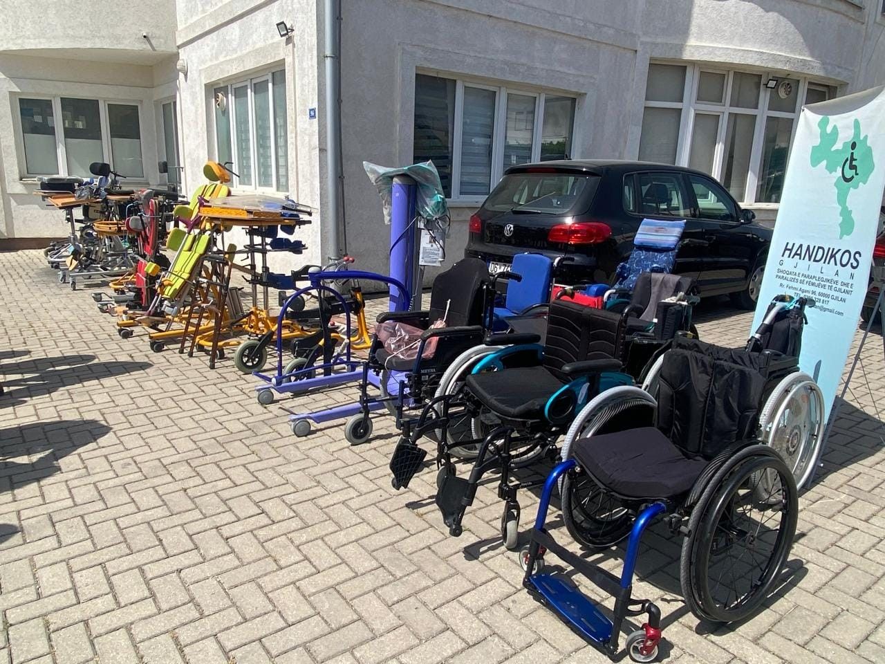 Bashkëatdhetarja dhuron pajisje ndihmëse për HandiKos në Gjilan ...