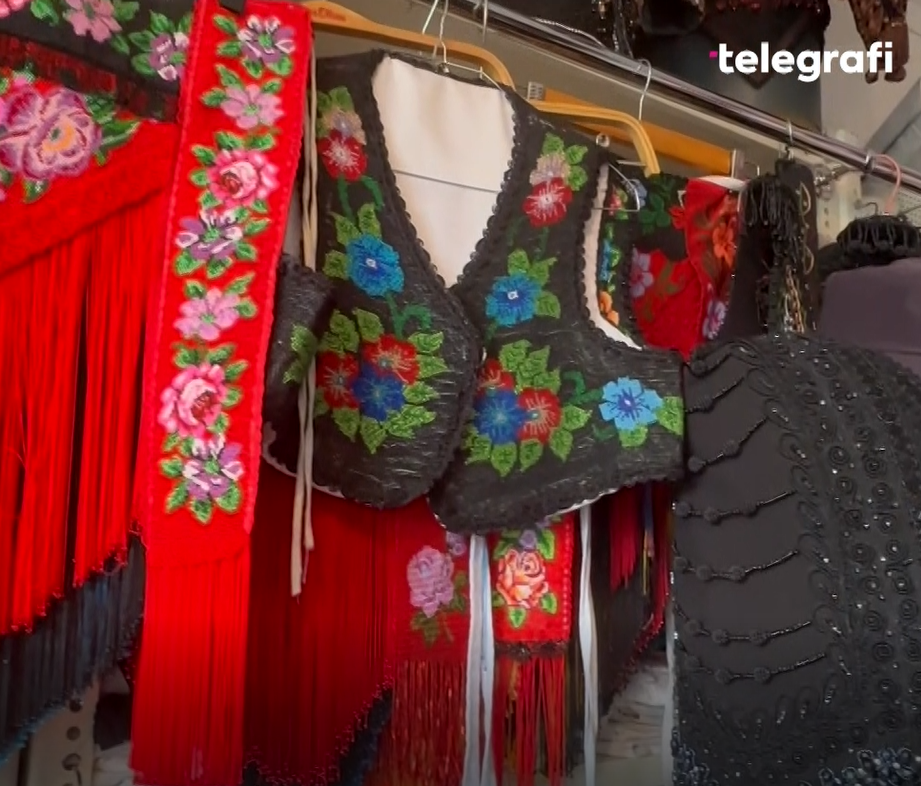 Rrobaqepësja Cukaj e cila i punon që 35 vjet veshjet tradicionale ...