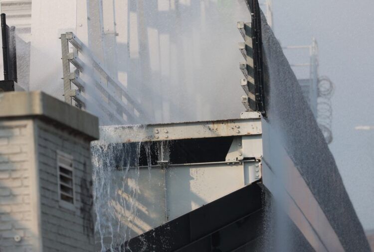 The drawbridge in New York is blocked by the extreme heat, the ...