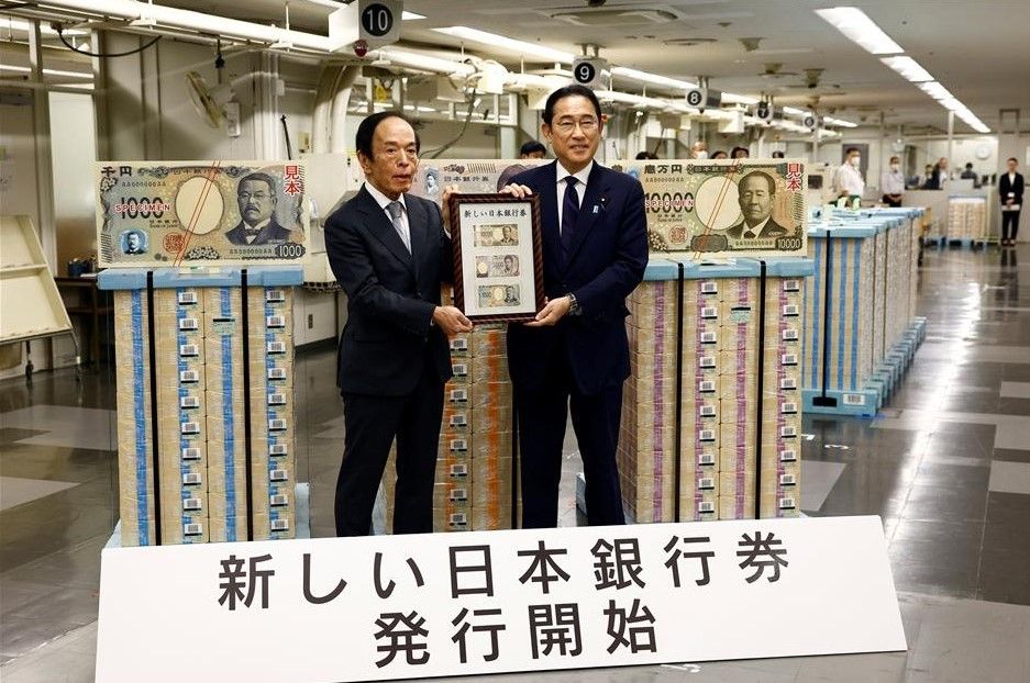Japan issues new 3D hologram banknotes to prevent counterfeiting ...