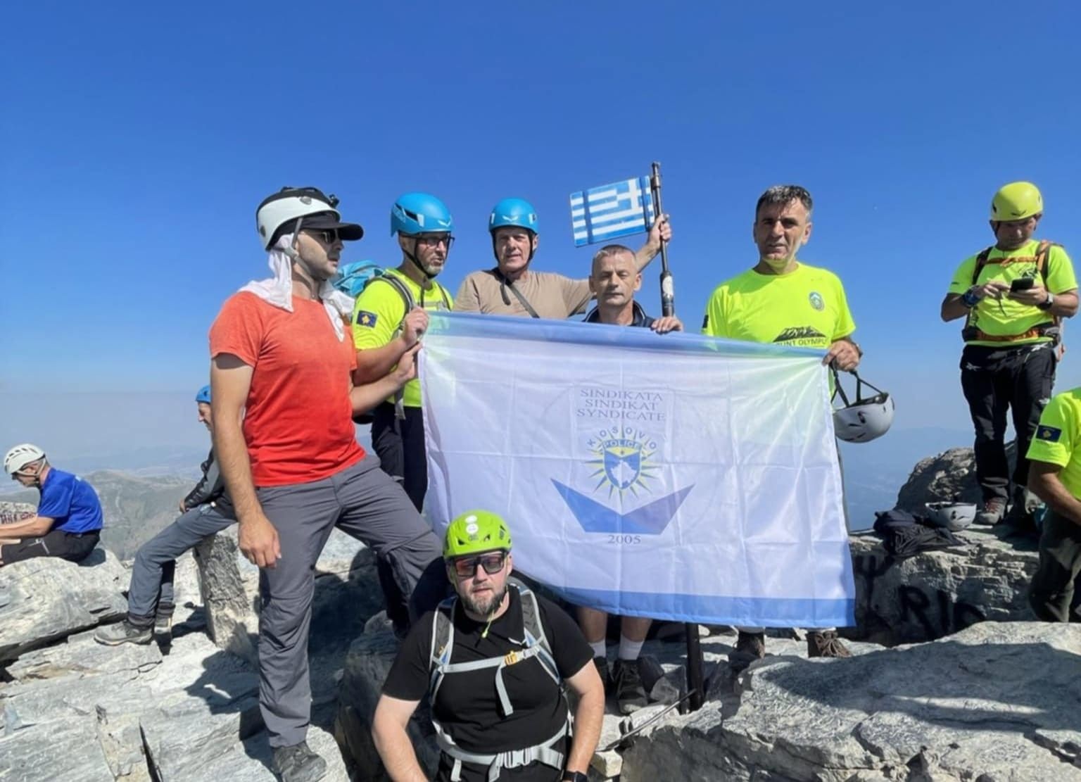 Flamuri i Sindikatës së Policisë ngritet në majën Mytikas të Greqisë ...
