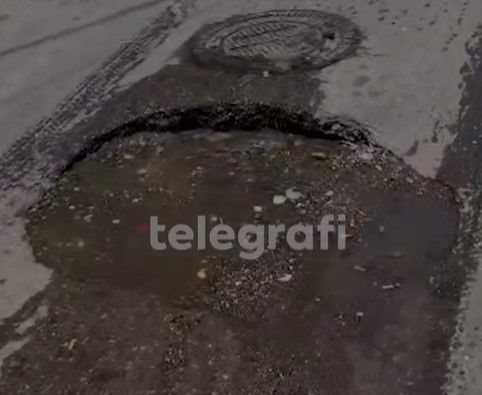 Banorët e rrugës “Gjon Serreqi” në hall me kanalizimin, kundërmon era ...