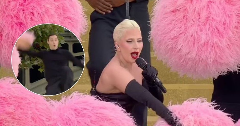Momenti kur kërcimtari mbështetës i Lady Gaga bie nga skena, gjatë performancës së ceremonisë së ...