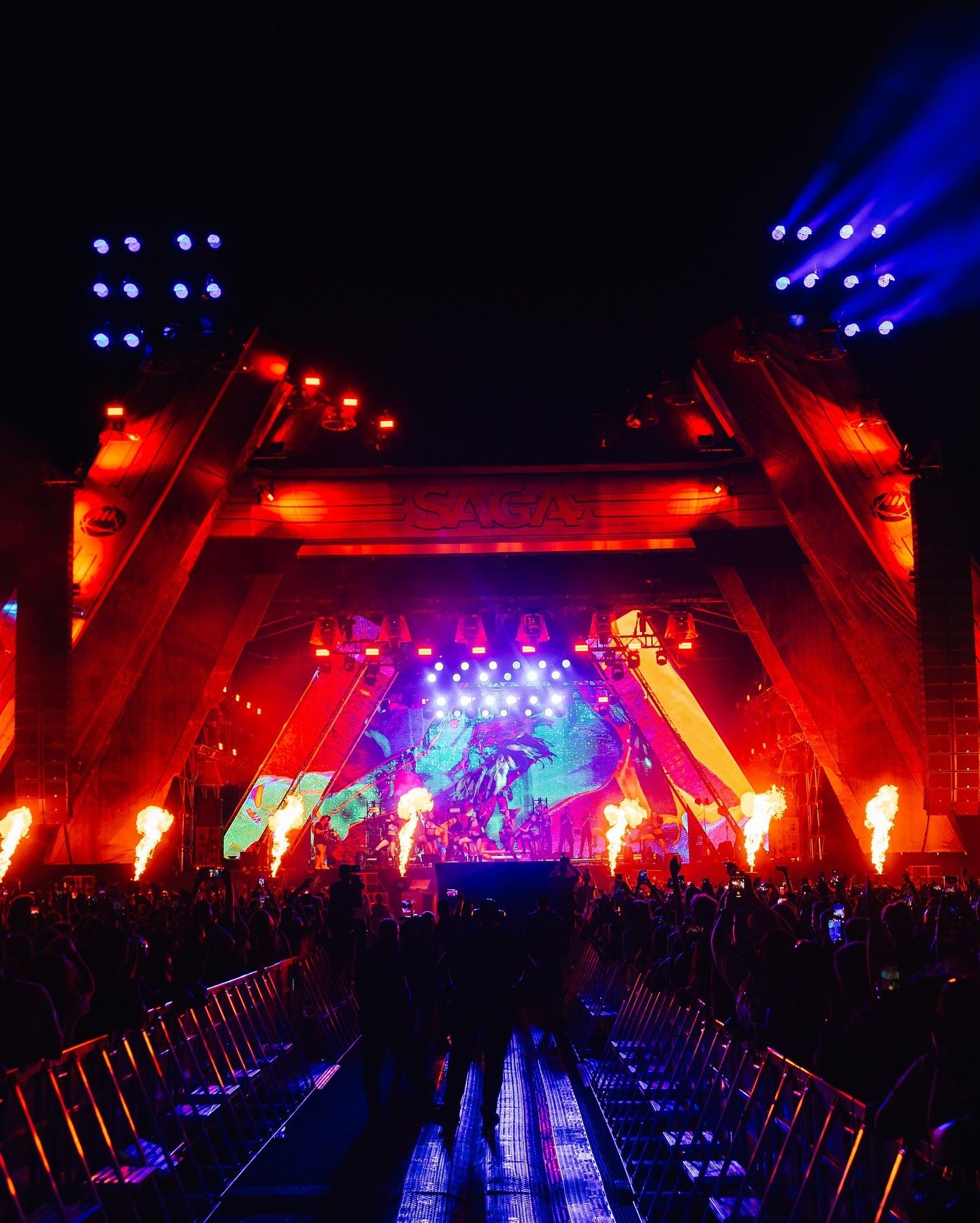 Rita Ora me performancë spektakolare para 50 mijë njerëzve në Bukuresht ...