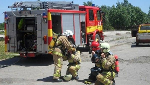 Lëndohen dy zjarrfikës gjatë shuarjes së zjarrit në Manastir ...