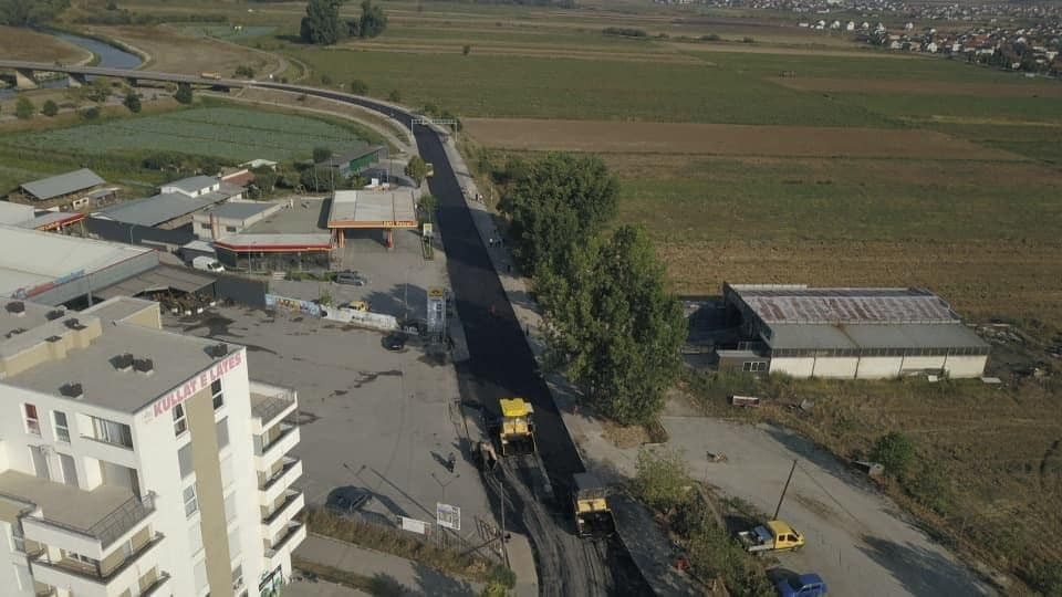 Asfaltohet rruga "Avni Saraqi" në Vushtrri - Telegrafi - Telegrafi