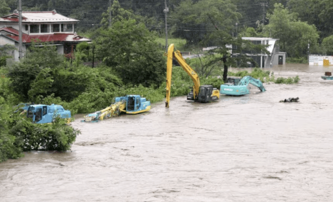 Japonia goditet nga stuhitë dhe shiu i rrëmbyeshëm, ndërpriten ...