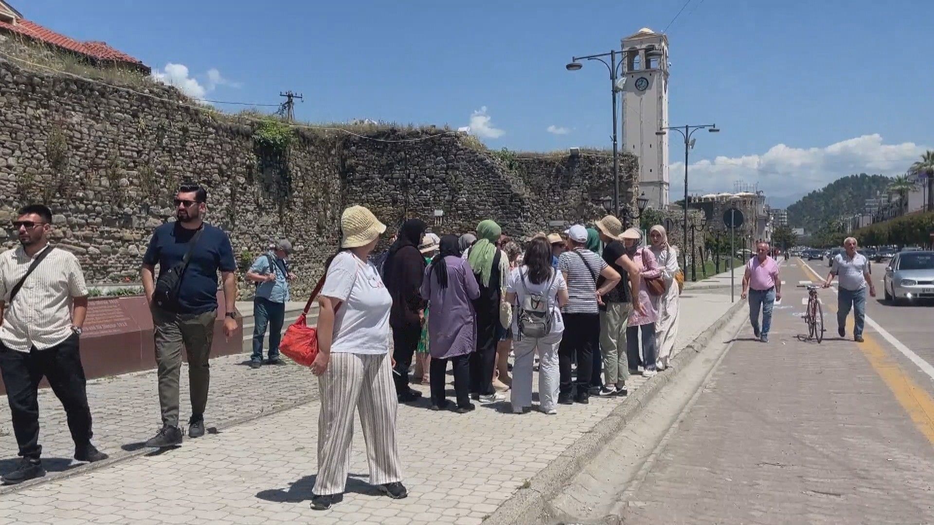 Kinezët rikthehen në Elbasan, por si turistë - Telegrafi - Telegrafi