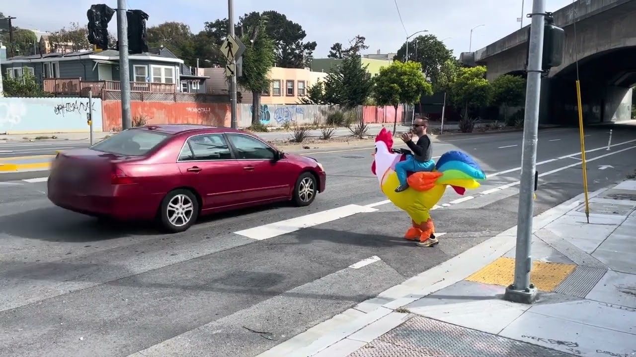 The American policeman dresses in a chicken costume, he aims to catch ...