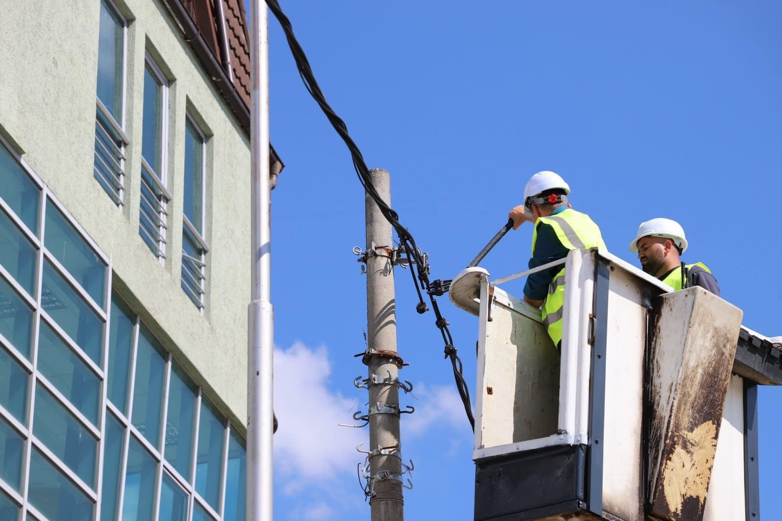 Largohen kabllot e fundit nga sheshi i Vushtrrisë - Telegrafi - Telegrafi