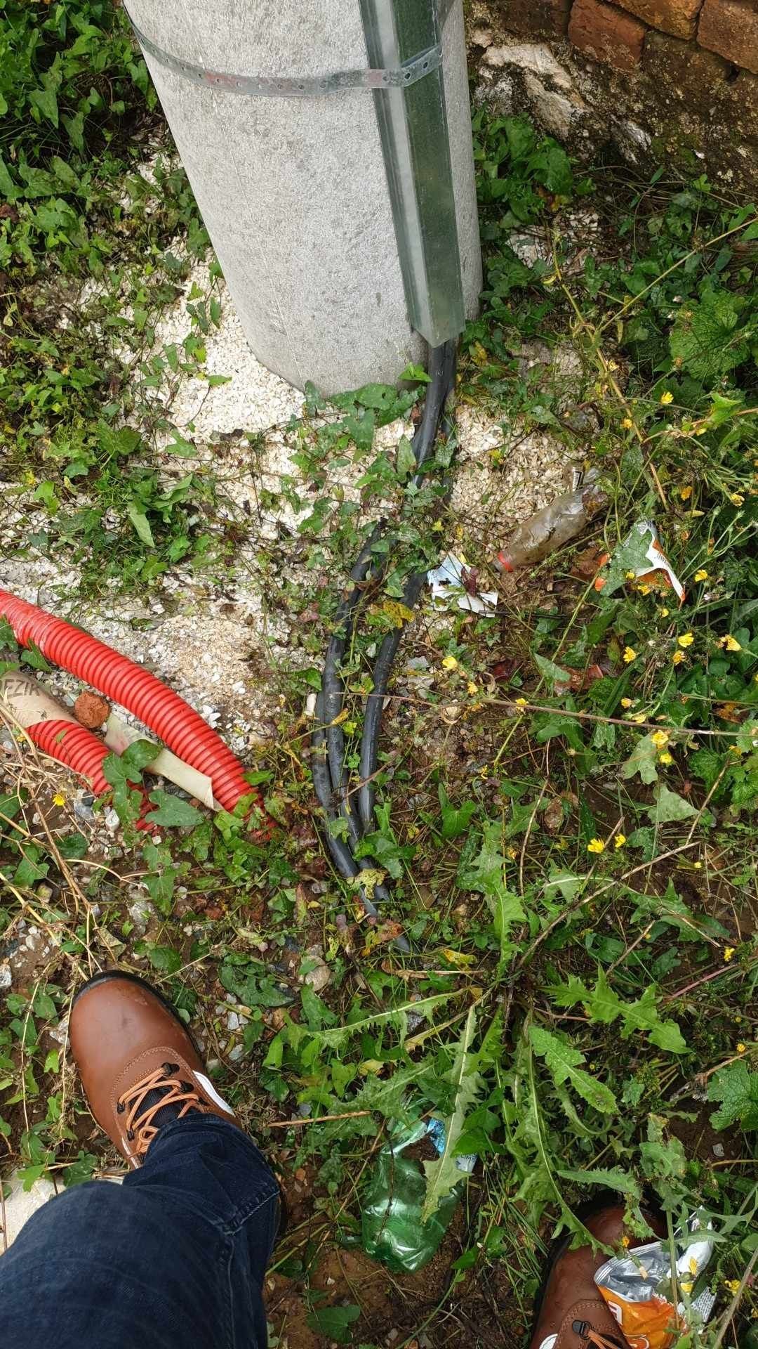 Banorët e Shalës së Lipjanit të rrezikuar nga kabllot e energjisë ...