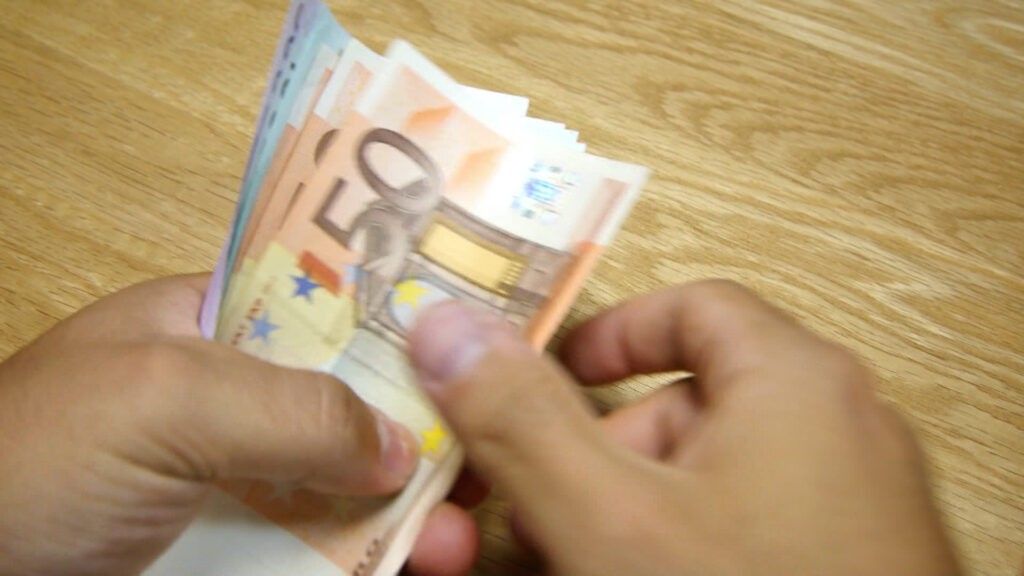 Euro in historic decline in Albania - Telegraph - Telegraph