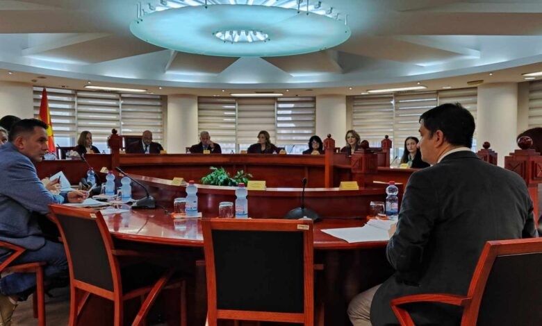 Nis seanca në Gjykatën Kushtetuese, mungojnë dy gjykatësit shqiptarë ...