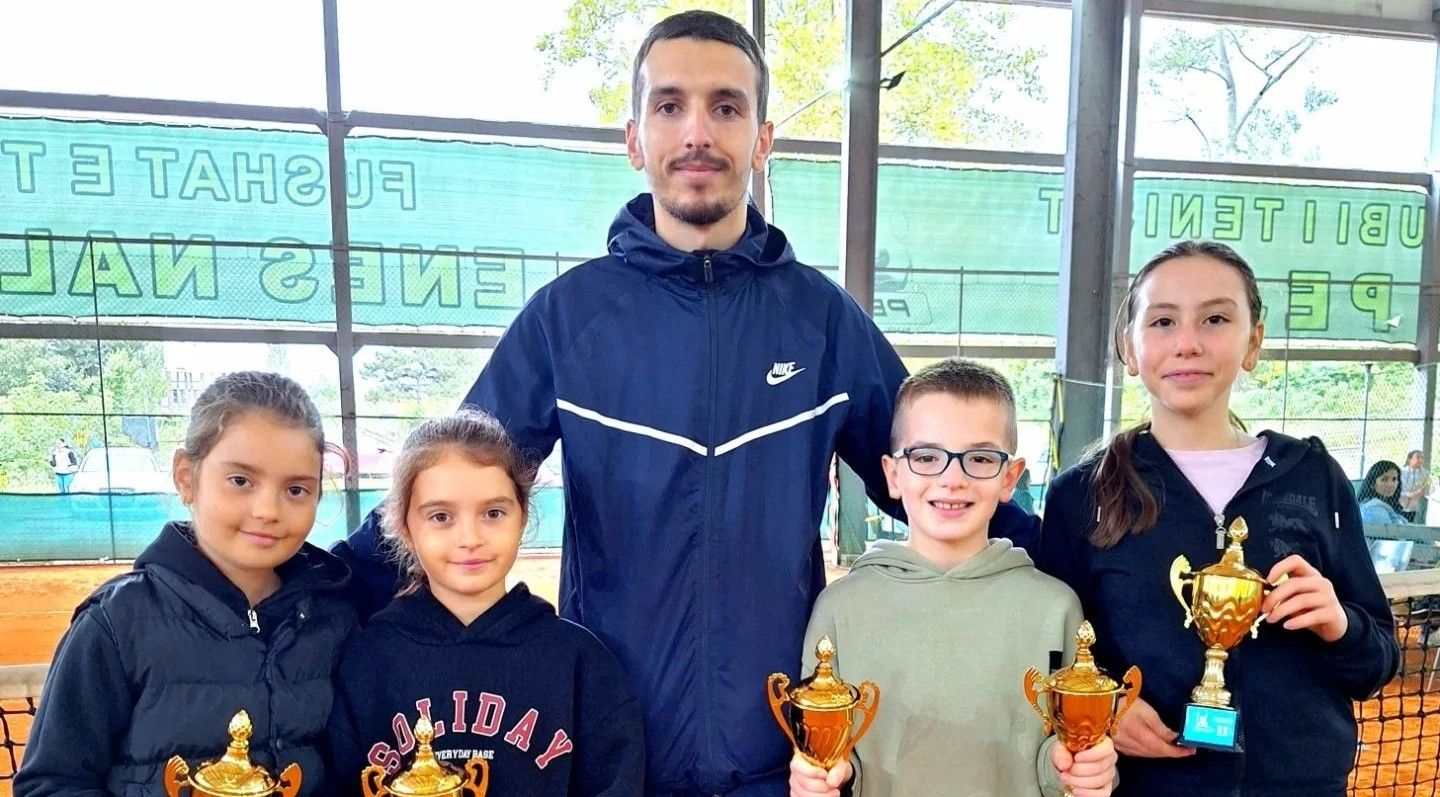 Klubi i tenisit "HotShot" arrin katër vendet e para në turneun nacional ...