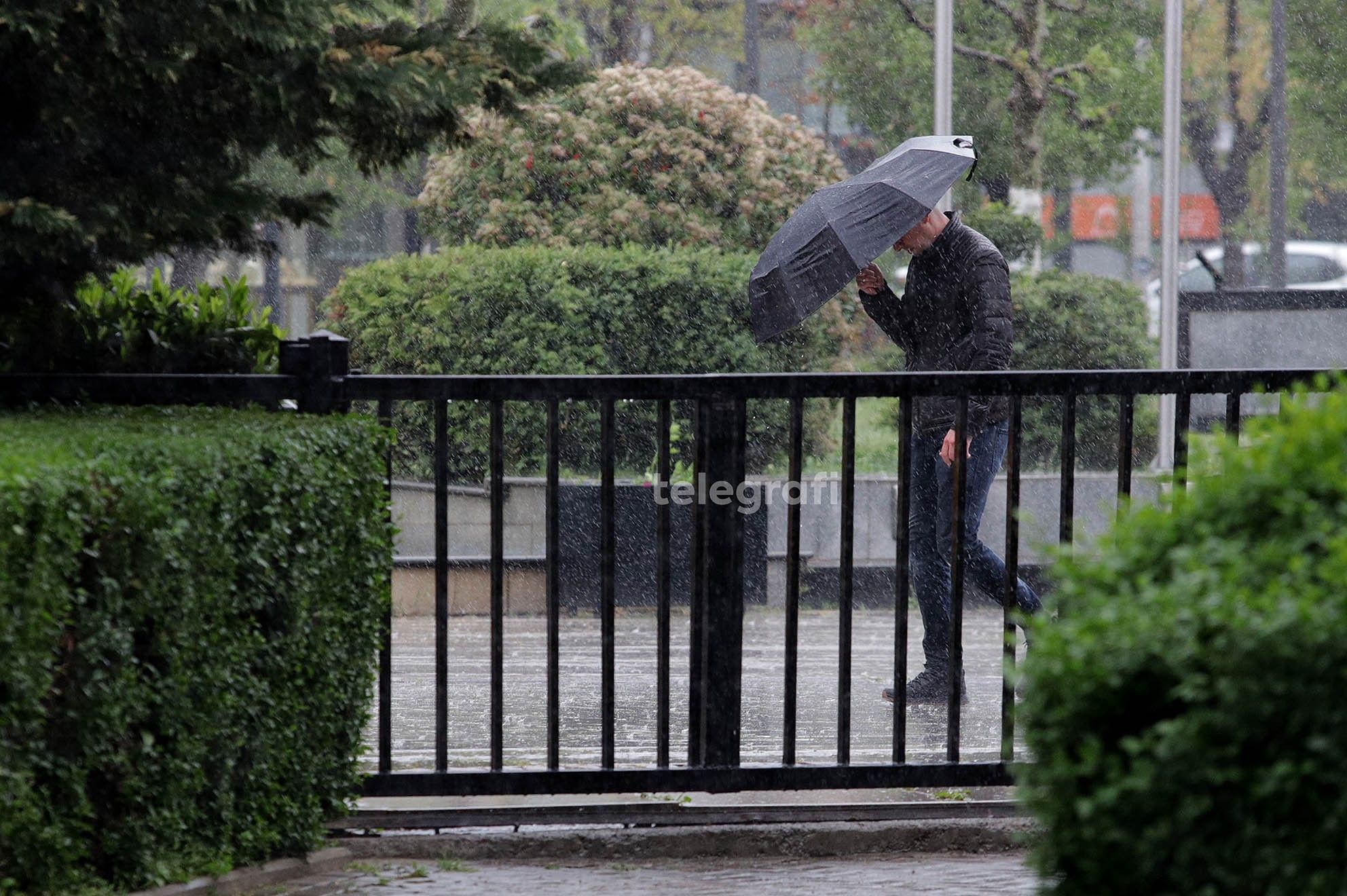 Reshje shiu në gjithë vendin, temperaturat maksimale bien për disa ...