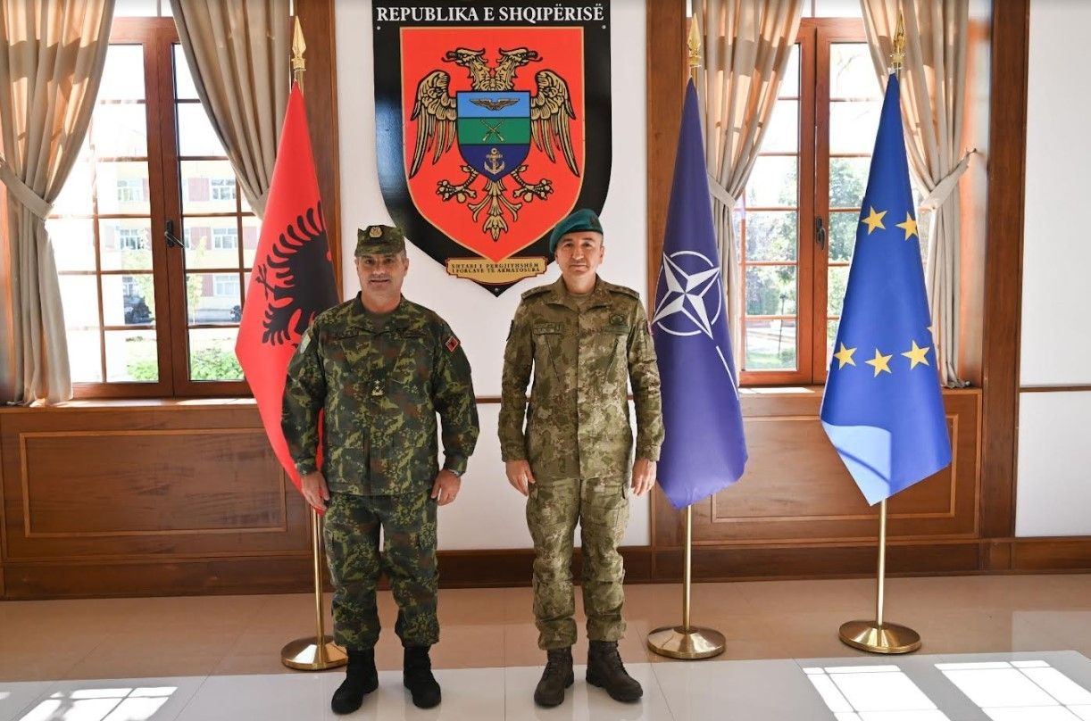 The commander of KFOR and the head of the Albanian army talk about the ...