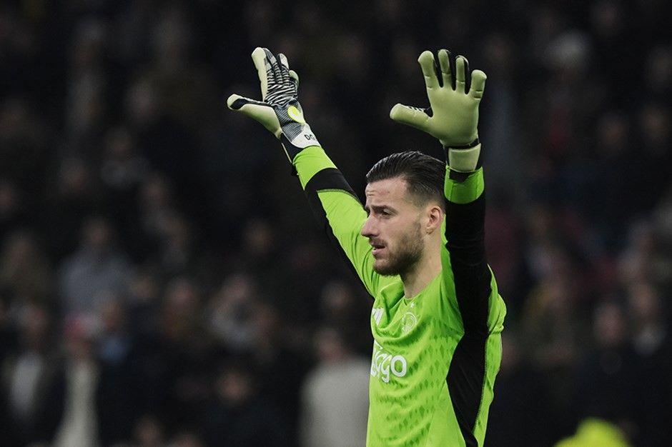 The Turkish giant picks up Diant Ramaj a few hours before the transfer ...