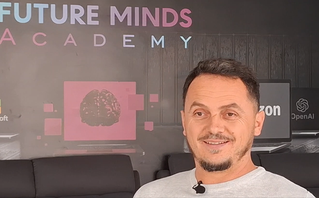 The founder of the 'Future Minds' academy shows his professional journey in America and his ...