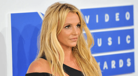 Britney Spears was left without eyelashes and eyebrows as a result of ...