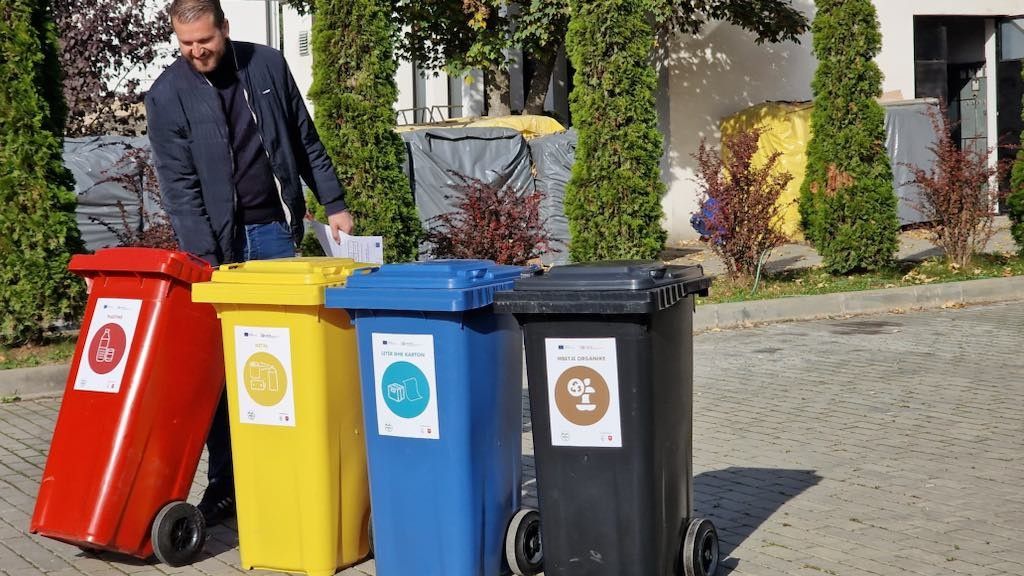 KRU "Hidrodrini" pranon donacion të koshave për riciklim nga BE ...